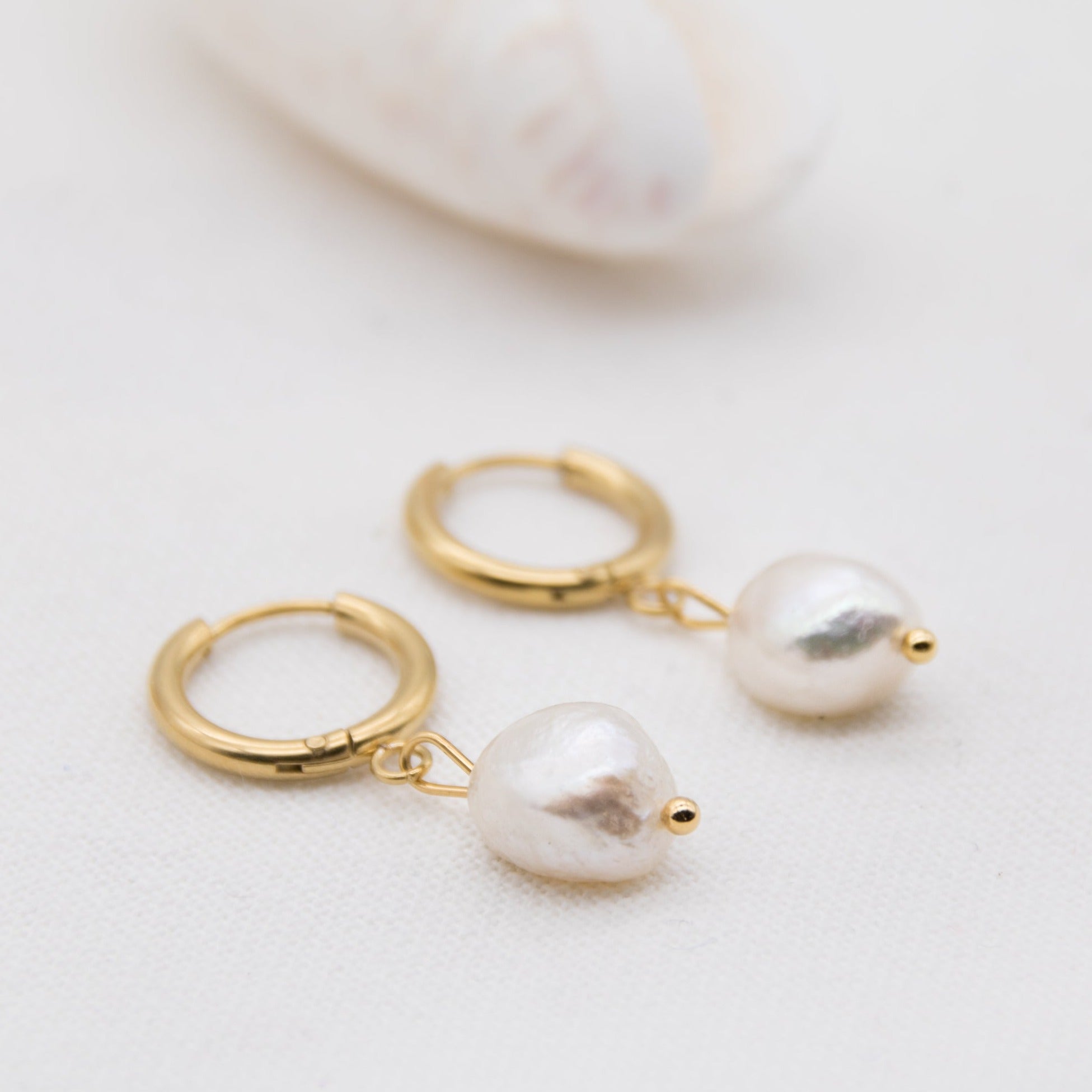 Hoop Creolen mit Perle - golden
